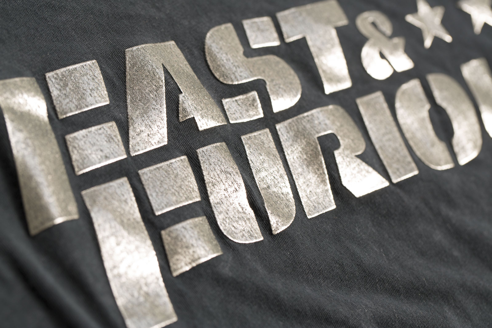 Affliction T-Shirt Banner mit glänzenden Silberfolien-Schriftzug