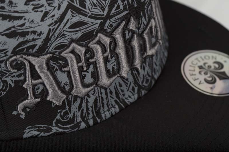 Affliction Shadow Fall Hat, schwarze Flexfit Cap mit Print und Stickereien