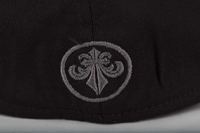 Affliction Shadow Fall Hat, schwarze Flexfit Cap mit Print und Stickereien