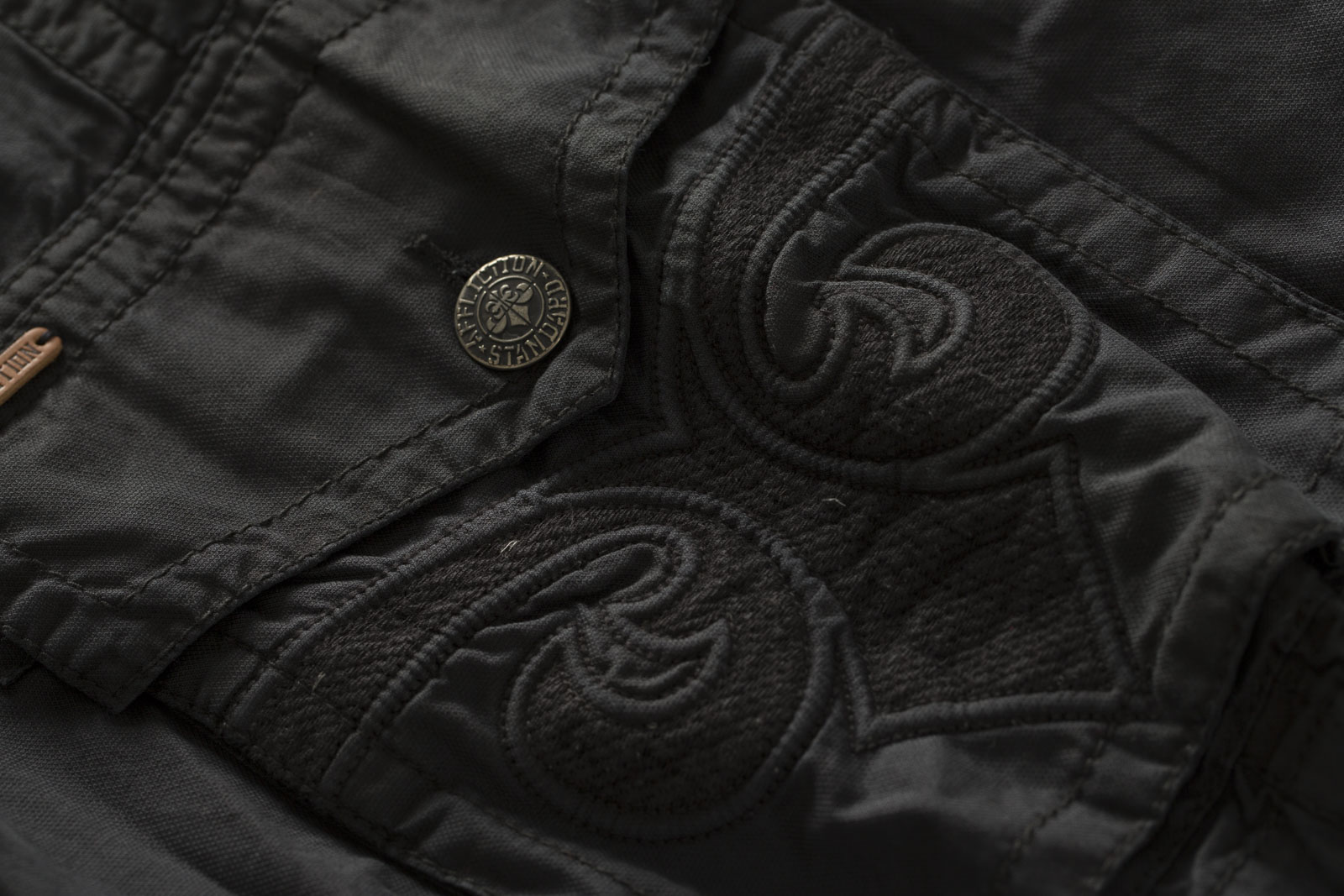 Affliction Encouragement Cargo mit Patches und Stickereien