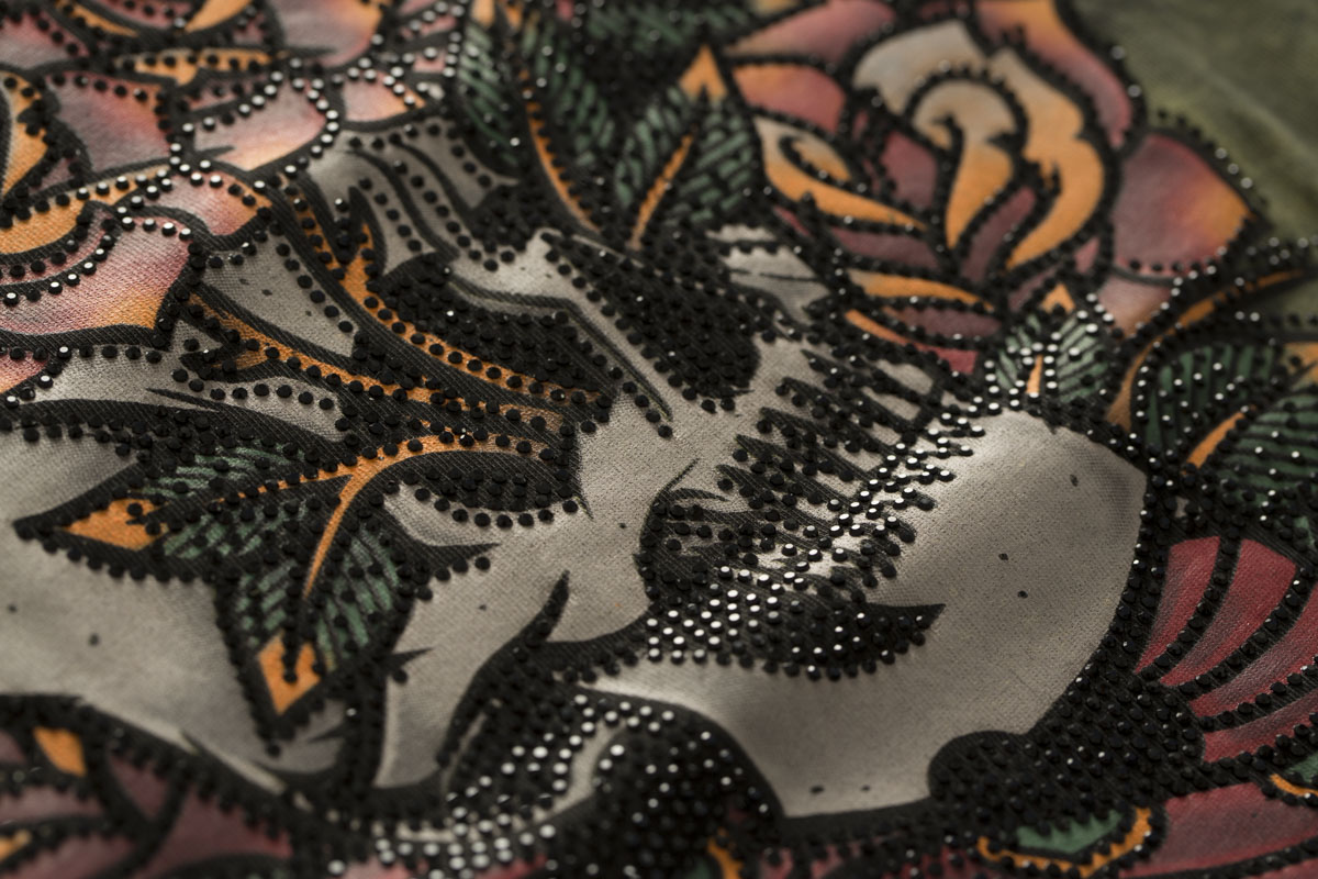 Affliction Sacred Serpent T-Shirt Print mit Blumen, Kreuz und Totenkopf