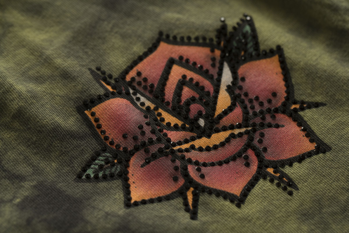 Affliction Sacred Serpent T-Shirt Print mit Blumen, Kreuz und Totenkopf