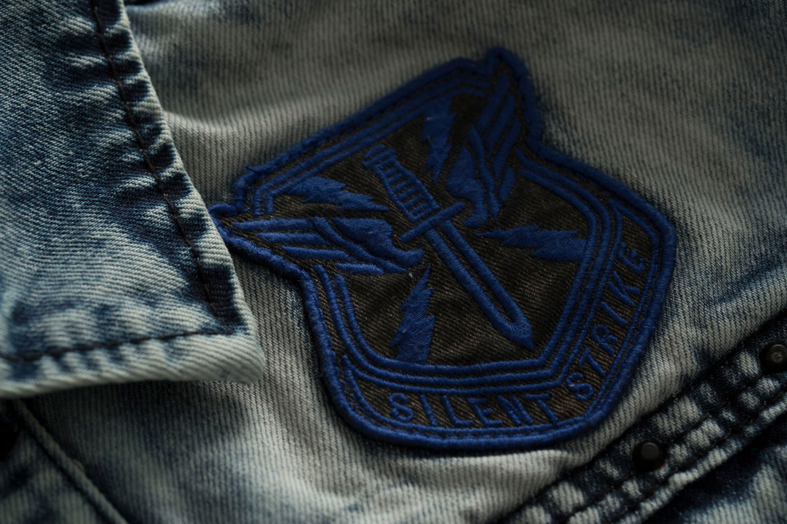 Affliction Gauntlet Truck Weste mit vielen Patches, Löchern und ...