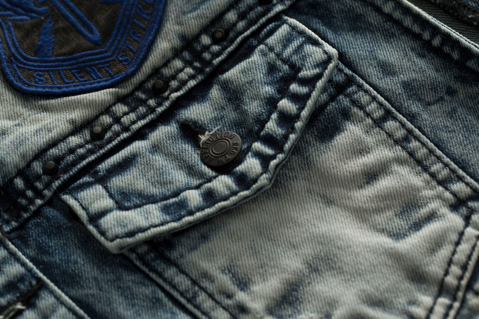 Affliction Gauntlet Truck Weste mit vielen Patches, Löchern und ...