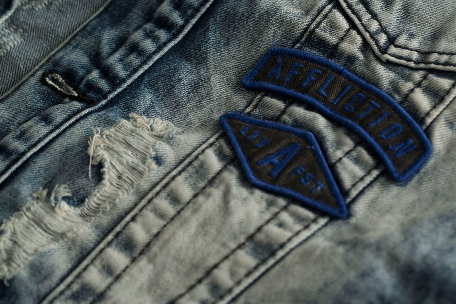 Affliction Gauntlet Truck Weste mit vielen Patches, Löchern und ...