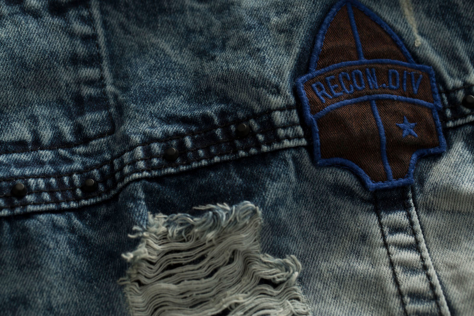 Affliction Gauntlet Truck Weste mit vielen Patches, Löchern und ...